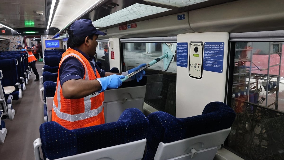 Vande Bharat Train : वंदे भारत ट्रेनची अवघ्या १४ मिनिटात स्वच्छता!