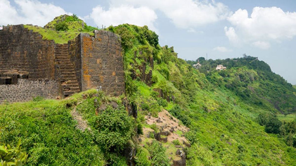 धक्कादायक! पावनगडाच्या तटावरून दरीत उडी मारून प्रेमीयुगुचा आत्महत्येचा ...