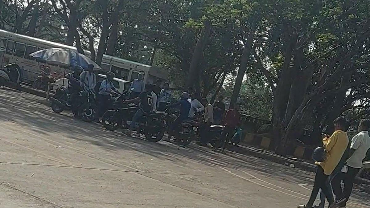 Mumbai RTO : अधिकारी छत्रीखाली खुर्चीवर बसून डायव्हिंग टेस्ट घेताहेत ...