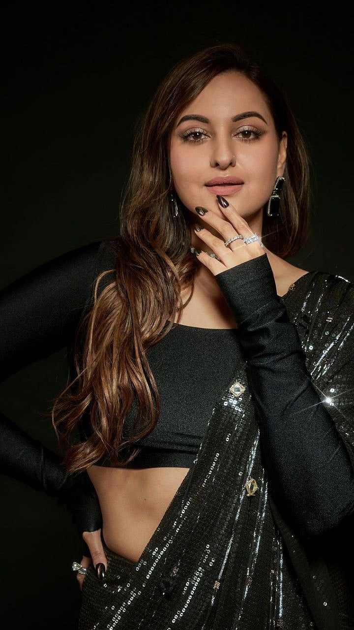 सोनाक्षीचा इंडो वेस्टर्न लूक चाहत्यांना घालतोय भुरळ! Sonakshi Sinha