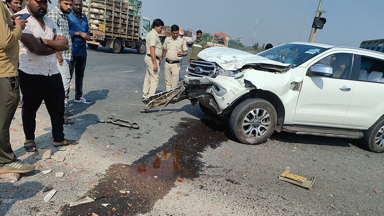 Gadchiroli Accident : खासदारांच्या वाहनाला टिप्परची धडक; सीटबेल्ट व ...