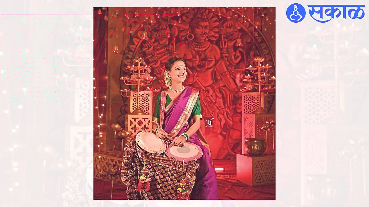 Nashik Kala Katta: पारंपारिक प्रघाताला छेद देणारी संबळ वादक : मोहिनी ...