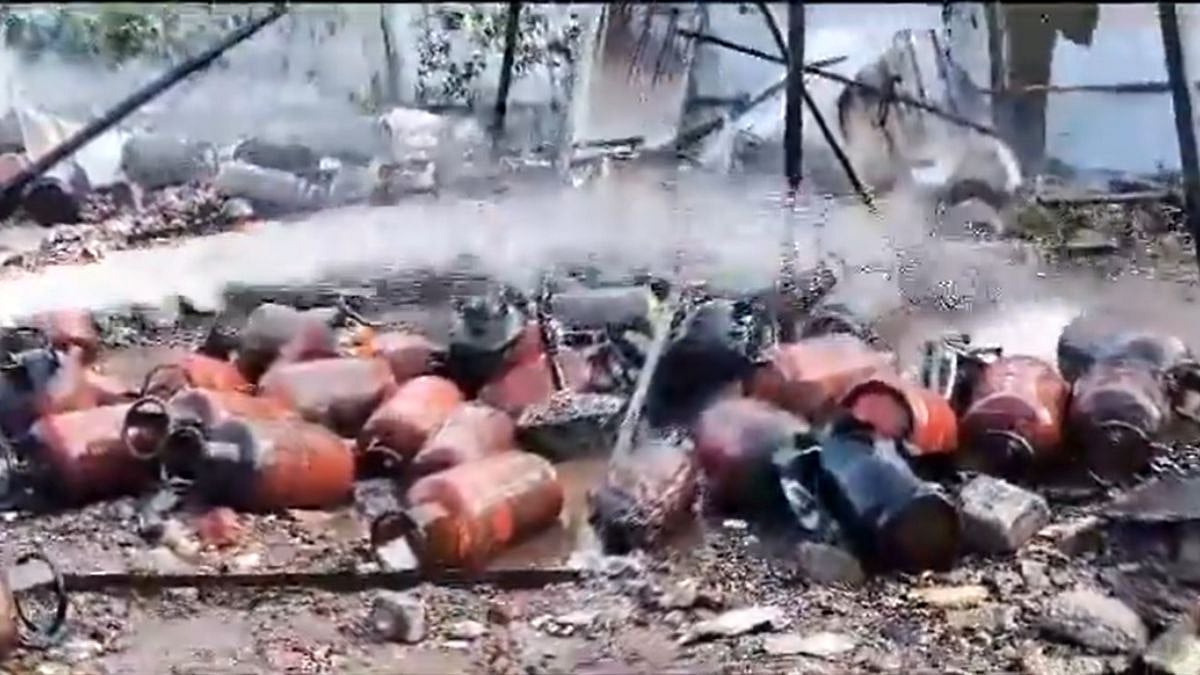 पुण्यातील विमान नगर परिसरातील 10-12 एलपीजी सिलिंडरचा स्फोट : LPG ...