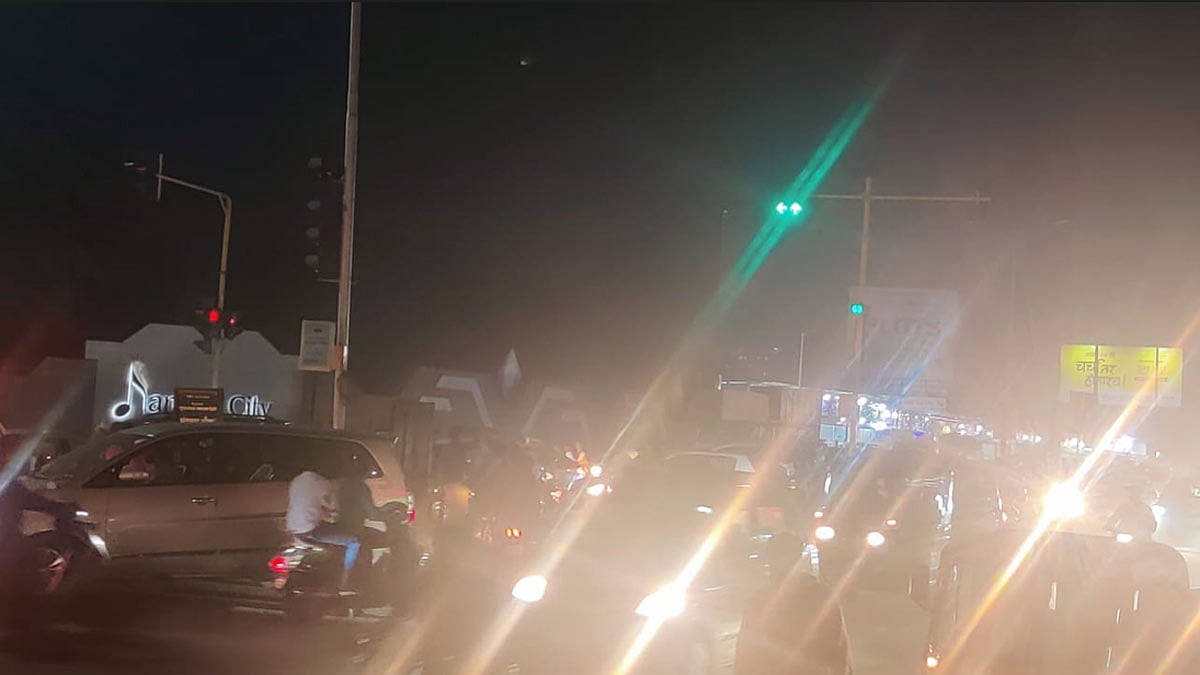 Signal Issue : नांदेड सिटी गेट समोरील सिग्नल सुरू मात्र कोणीही नियम ...