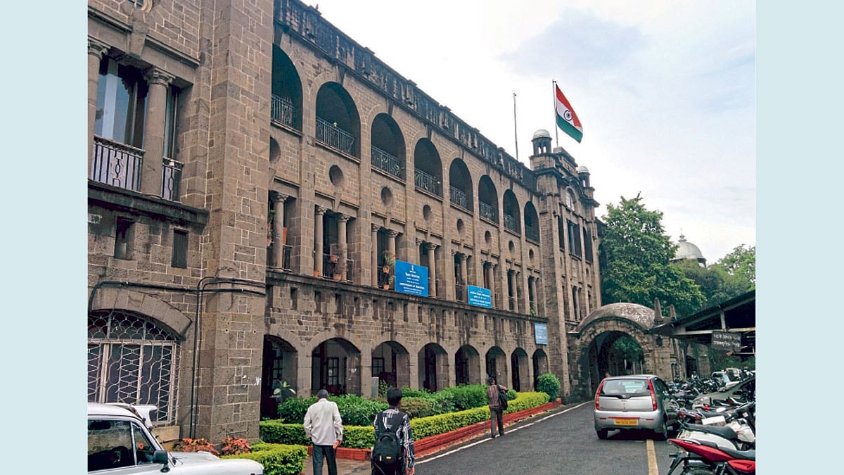 सेंट्रल बिल्डिंग anjali kalamdani writes british period england central ...