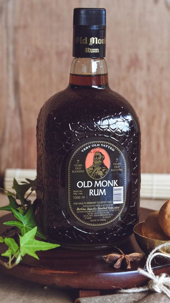 Old Monkच्या बाटलीवर फोटो असलेला म्हातारा व्यक्ती कोण ? जाणून घ्या |Who ...