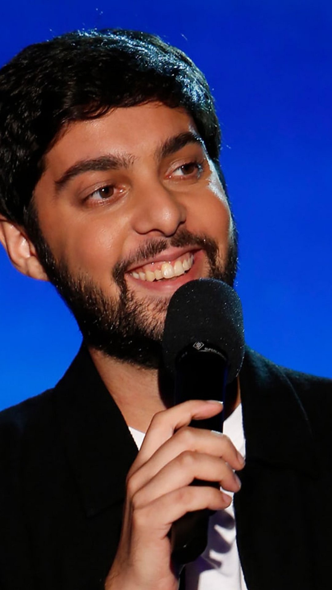 भारतीय वंशाच्या स्टँडअप कॉमेडियन नील नंदा यांचे वयाच्या ३२ व्या वर्षी निधन