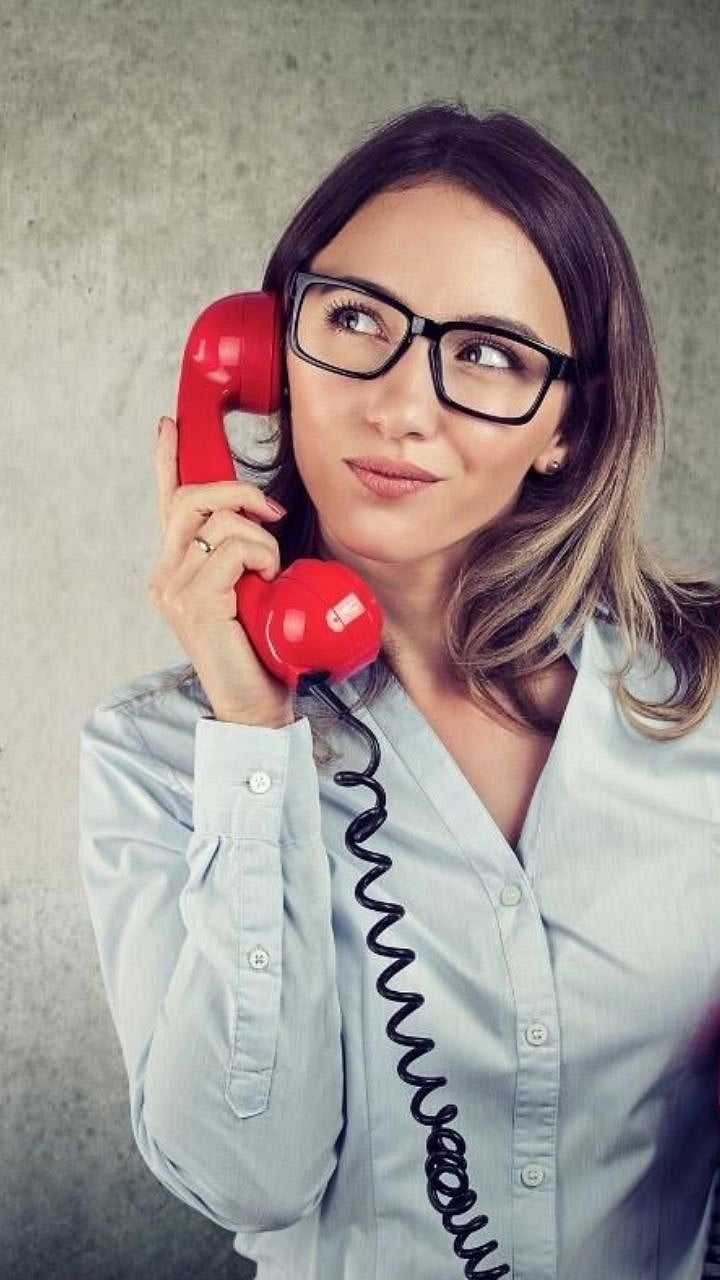 फोनवर बोलताना सर्वातआधी हॅलोच का बोललं जातं? | why people say hello on ...