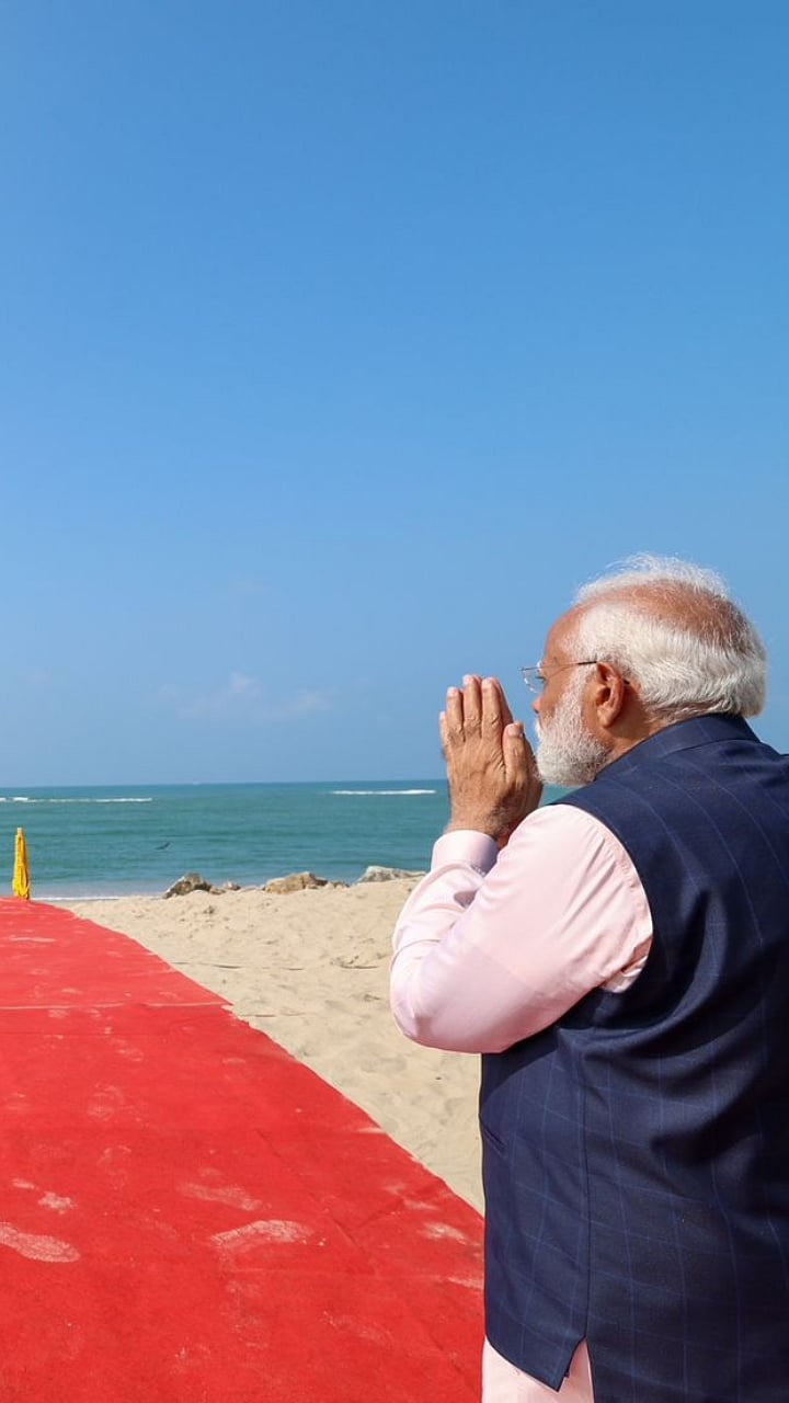 पंतप्रधान मोदींनी दिली 'रामसेतु'ला भेट.. पाहा फोटो | PM Modi visits Ram ...