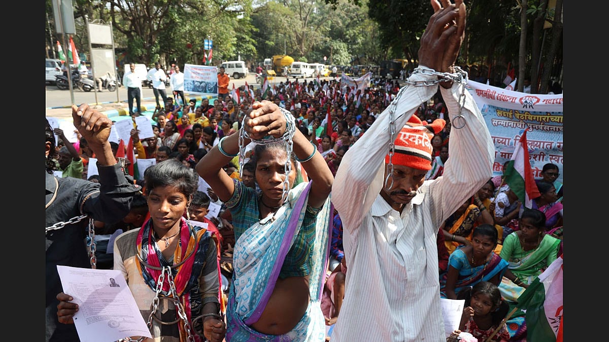 Agitation : श्री रामाला मुक्त केले.. आमची मुक्ती कधी..? गळ्यात साखळदंड ...