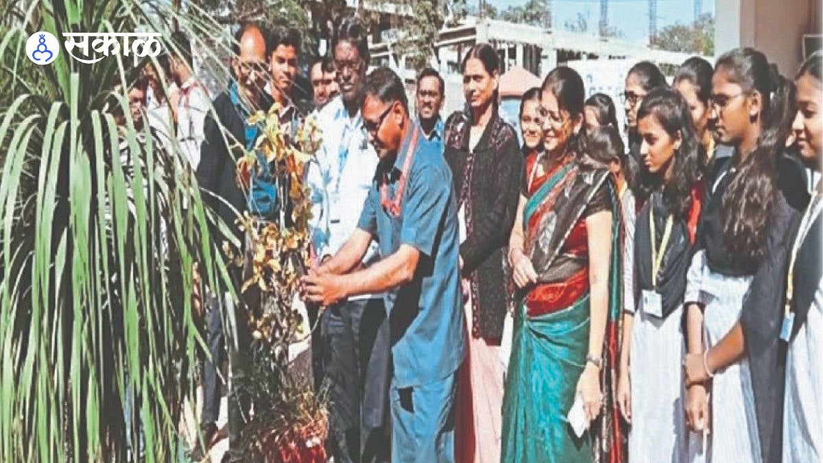 Shramik College Sangmaner:डिजिटल प्रणालीद्वारे झाडांना क्यूआर कोडिंग ...