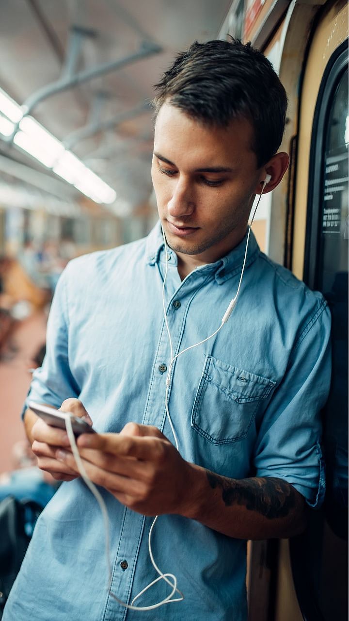 कोणत्या देशातील लोकांना स्मार्टफोनचे सर्वाधिक व्यसन? भारत या क्रमांकावर ...