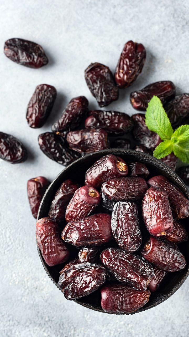 थंडीच्या दिवसात सुपरफूड आहे खजूर; हिवाळ्यात यासाठी खाणं आहे गरजेचं