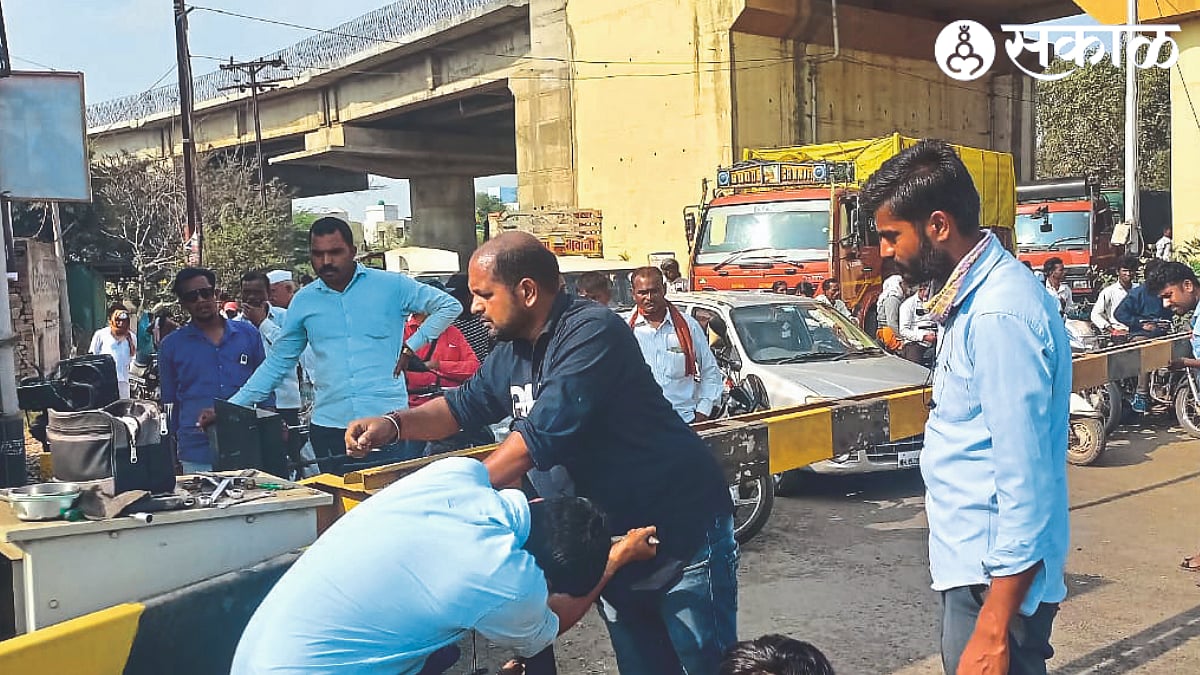 ट्रॅक्टरच्या धडकेने रेल्वे फाटक बंद! निफाड स्थानकाजवळ दीड तास वाहतुकीचा ...