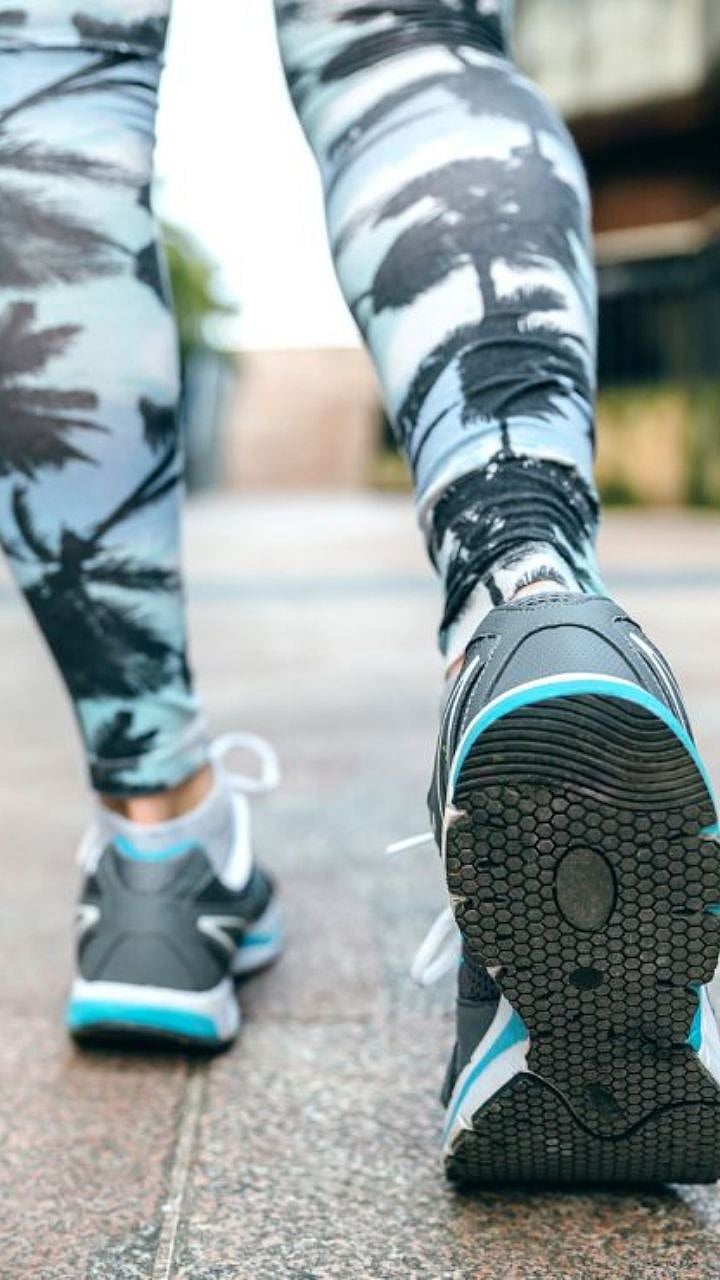 रेट्रो वॉकिंग म्हणजे काय? जाणून घ्या 'हे' आरोग्यदायी फायदे | these are the benefits of retro walking