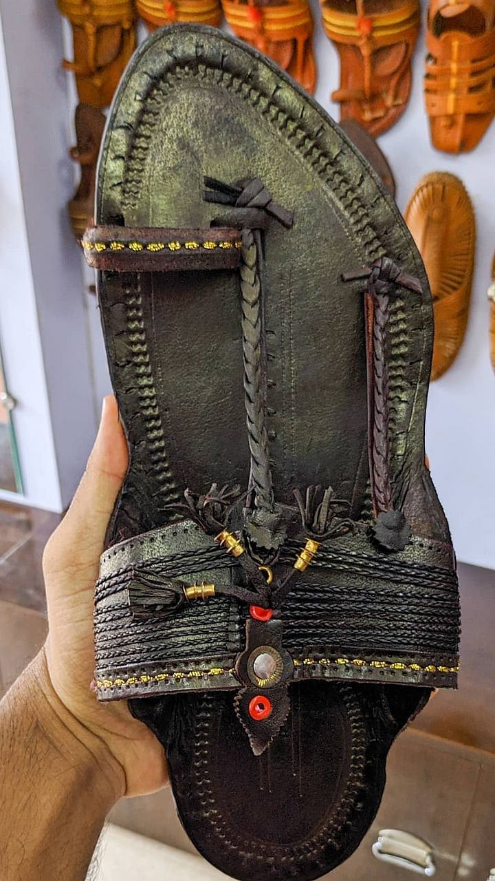 Kolhapuri Chappal : कोल्हापुरी चप्पलसाठी मिळाला 'QR कोड'; आता 'असं ...