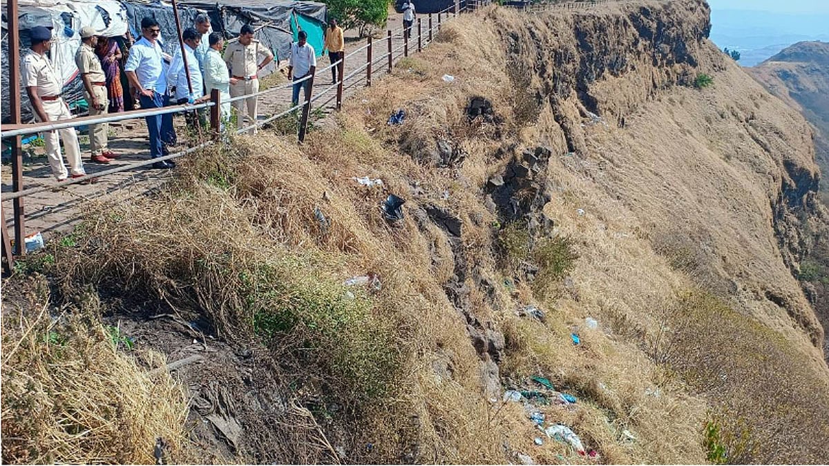 Sinhagad Fort : सिंहगडावर होतोय, कचऱ्याचा कडेलोट Sinhagad Fort garbage ...
