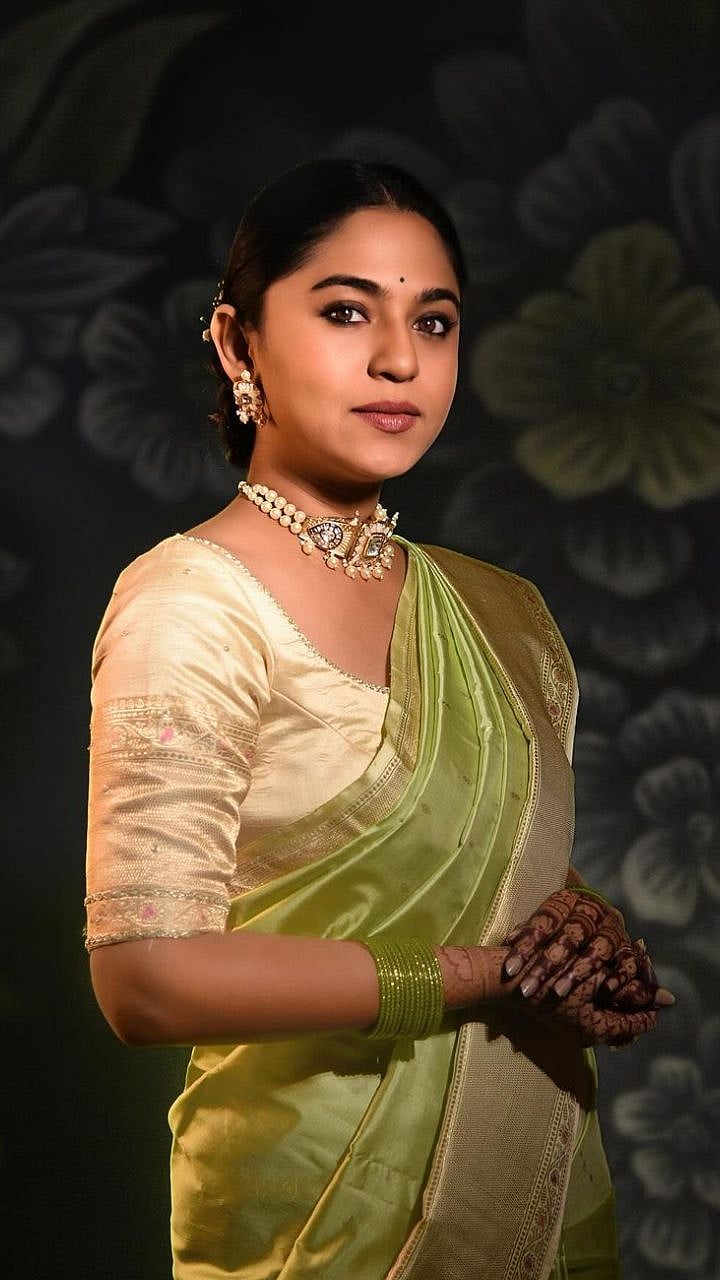 महाराष्ट्र शासनाचा ‘कै.स्मिता पाटील पुरस्कार’ मिळाल्यानंतर मृण्मयी ...