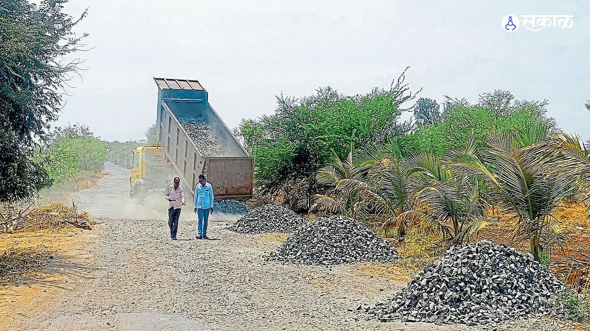 Ahmednagar News : अडीच किलोमीटर रस्त्यासाठी लागली पाच वर्षे |After five ...