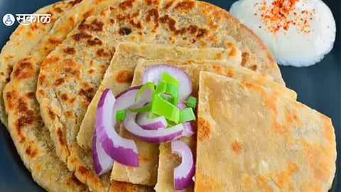 Onion Paratha Recipe : नाश्त्यात बनवा टेस्टी ओनियन पराठा, ही सोपी ...