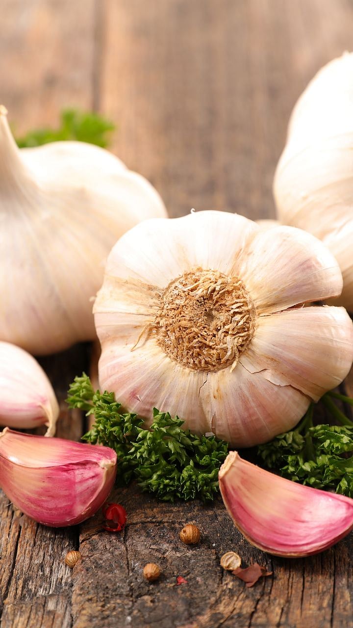 Garlic: कच्चा लसूण खाणे मधुमेह राहतो नियंत्रणात Garlic benefits for ...