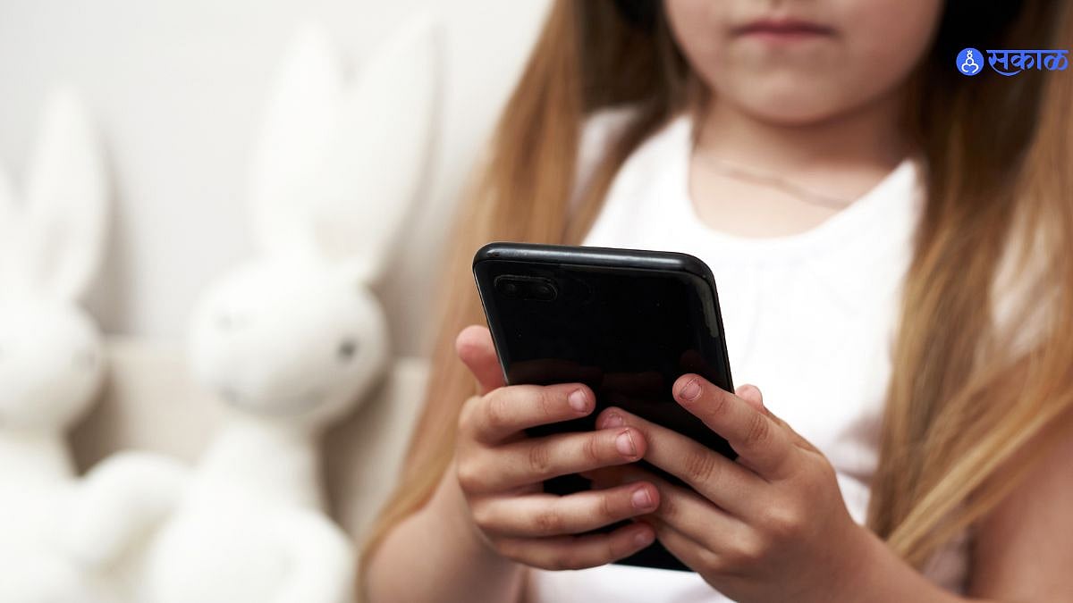 Parenting Tips: मोबाईलचा अतिवापर मुलांच्या वाढीत ठरू शकतो अडथळा, अशी ...