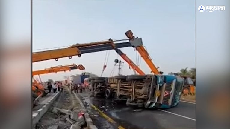 Pune Accident: खेड शिवापूर टोलनाक्याजवळ टँकर उलटला; परिसरात मोठी वाहतूक कोंडी |Pune Accident ...
