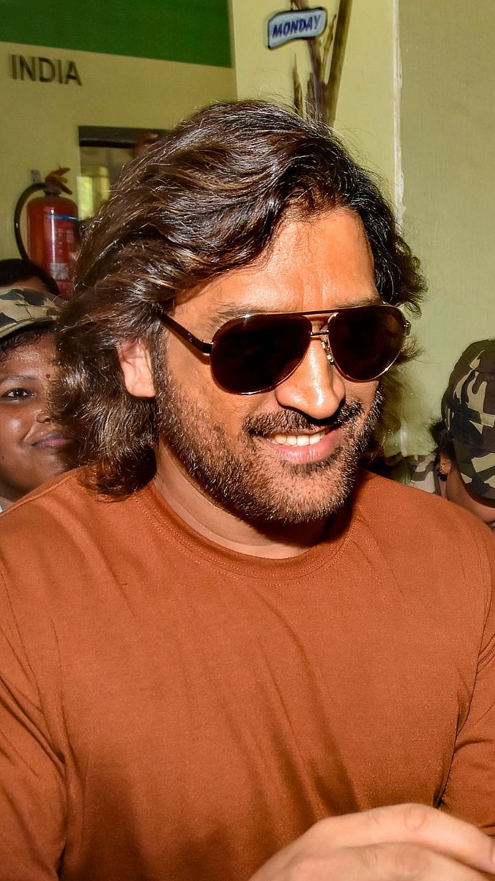 एमएस धोनीने रांचीत बजावला मतदानाचा हक्क, Photo व्हायरल | Former Indian ...