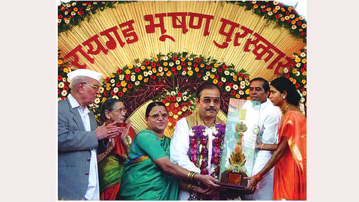 Appasaheb Dharmadhikari : परिवर्तन घडवणारी ‘बैठक’ Appasaheb ...