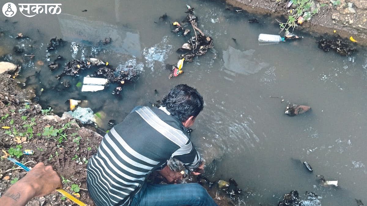 SAKAL Impact : शहाद्यातील लिकेज अखेर पाणीपुरवठा विभागाकडून बंद ...