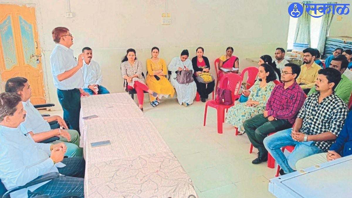 SAKAL Impact : चिमठाणे प्राथमिक आरोग्य केंद्रात आढावा बैठक |dhule SAKAL ...