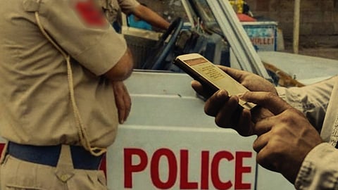 Police Case : महिलेला अश्लील मेसेज पाठवणं उपसरपंचाला पडलं महागात; 'तो ...