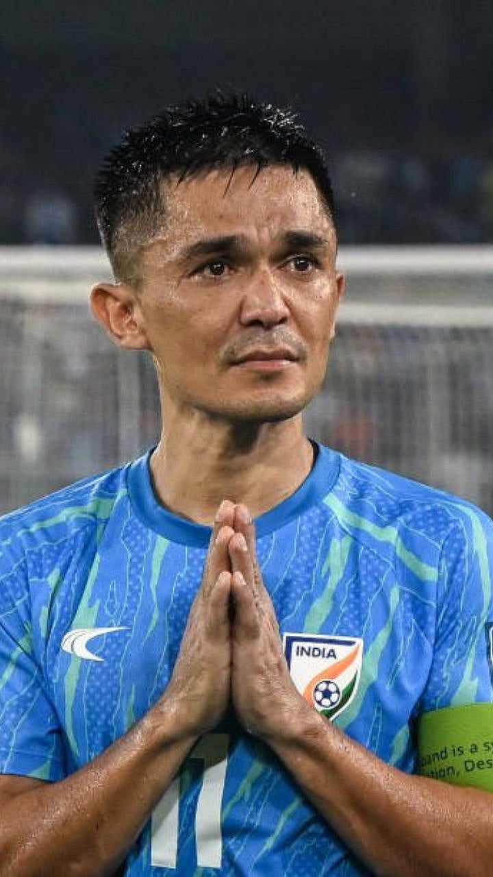 सुनील छेत्रीचा पाणावलेल्या डोळ्यांनी फुटबॉलला अलविदा | Sunil Chhetri ...