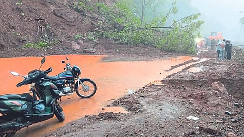 Mandangad Rain : तुळशी माहू घाटात पुन्हा दरड कोसळली; 'या' मार्गावरील ...