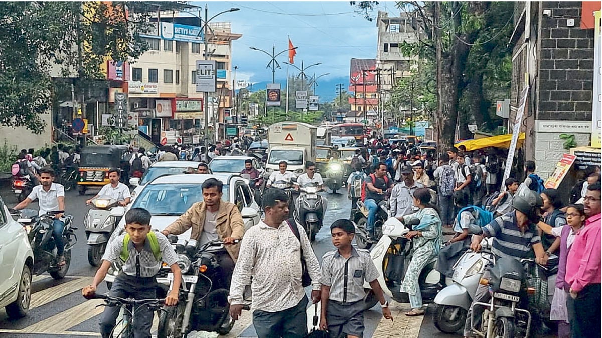 Satara Traffic Issue : शाळांभोवती वाहतूक कोंडीचा फास; विद्यार्थी वावर ...