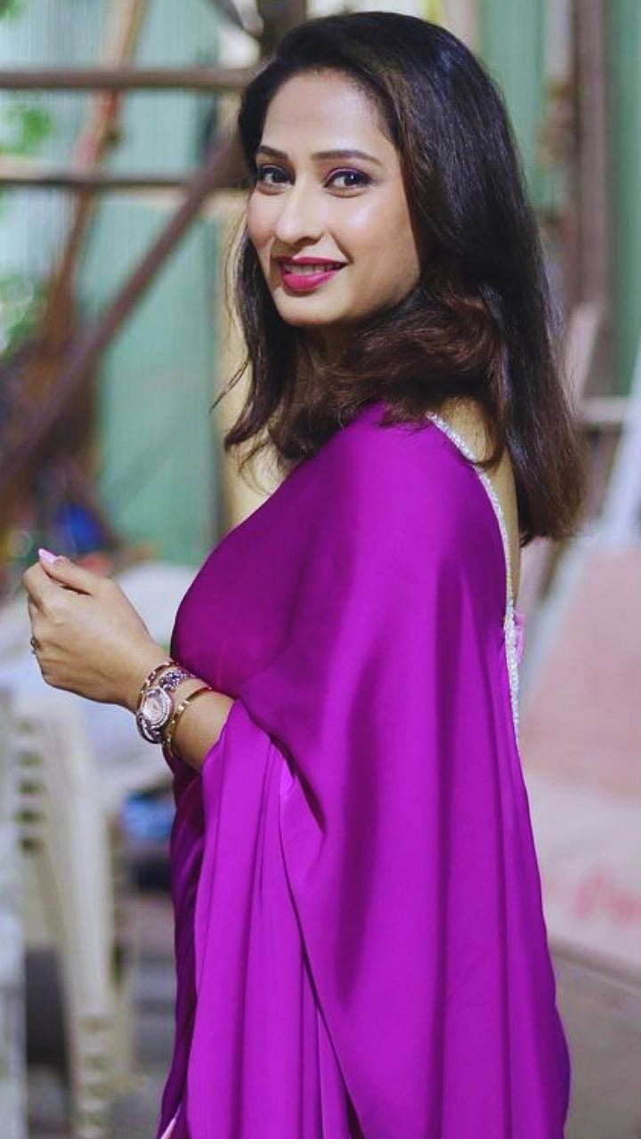 गर्द जांभळ्या साडीत प्रिया मराठेचे खुलले सौंदर्य..! | marathi actress ...