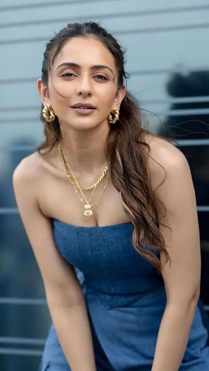 डेनिम आउटफिट अन् स्टायलिश अंदाज..; रकुलचा 'हा' लूक पाहिलाय? काही ...