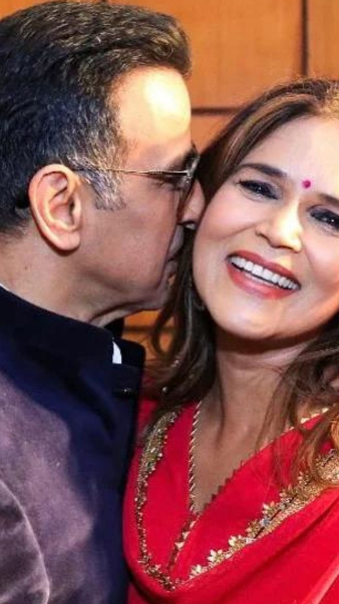 अभिनेता रोनित बोस रॉय आणि पत्नी नीलम बोस रॉयने मुंबईत खरेदी केली ...