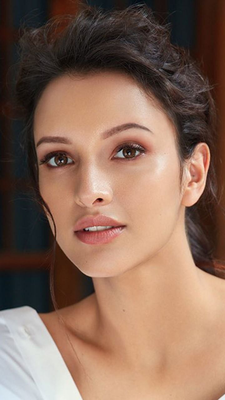 'नॅशनल क्रश'ची संपत्ती किती?|Tripti Dimri Net Worth|Esakal