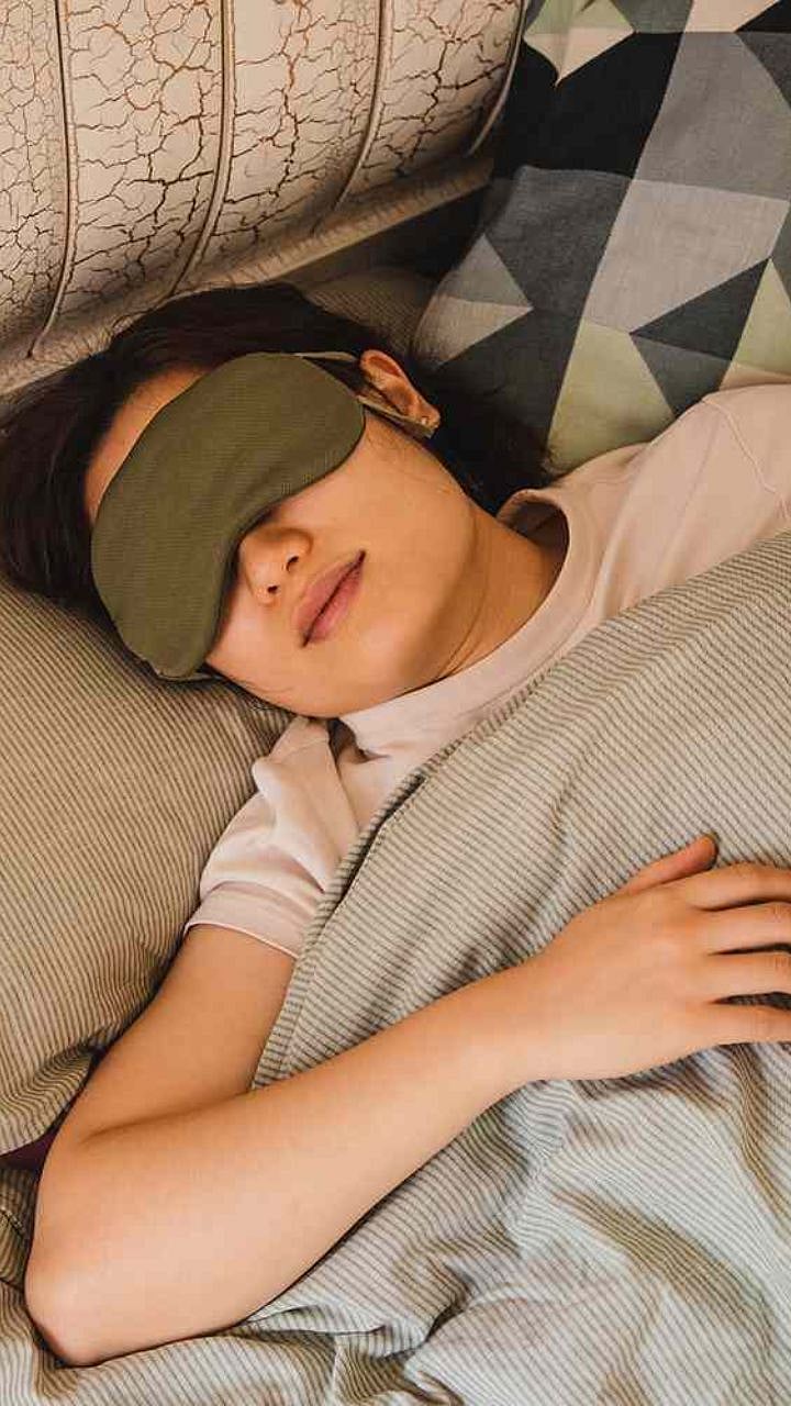 sleeping cycle for human body | शरीराला किमान किती तासाची झोप हवी ठाऊक आहे?