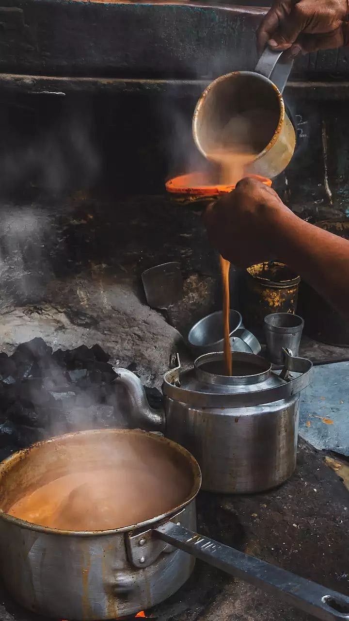 चहा पुन्हा उकळून प्यायल्याने ते विष होतं का? किती तासापर्यंत असतं ...