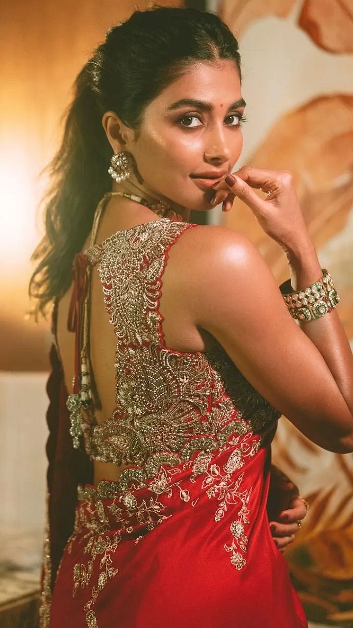 पूजा हेगडेची लाल भडक साडी अन् नजरेचा बाण..; हाॅट फोटोंनी वेधलं लक्ष ...