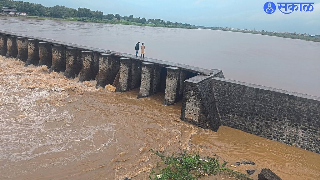 Nashik Girana River : भिज पावसाने पिकांना दिलासा; गिरणाला प्रथमच मोठा ...