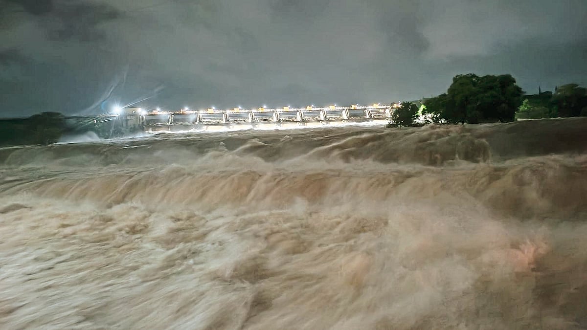 Pune Dam Water Level : ‘खडकवासला’तील विसर्ग @४५,०००; पाणीसाठा ८५.५३ ...