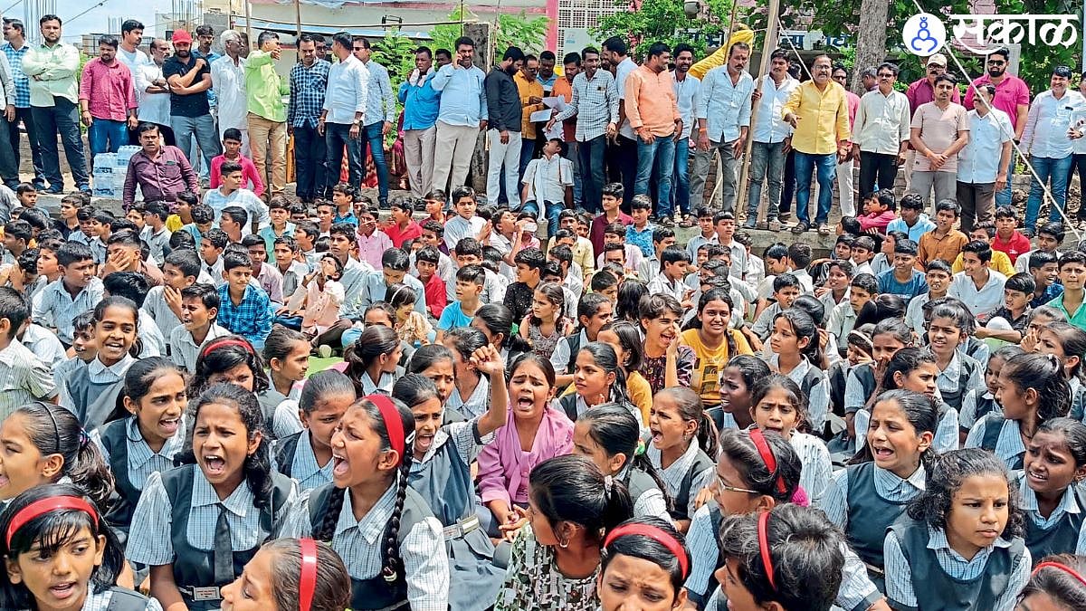 hundreds of students on street for dhanora road transport traffic beed ...