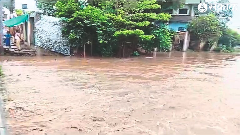 Jalgaon Flood News : वरणगावच्या भोगावती नदीला पूर! परिसर जलमय; घरे ...