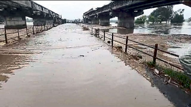 Painganga River Flood : पैनगंगा नदीला पूर! विदर्भ-मराठवाडा संपर्क तुटला; नागपूर-तुळजापूर ...