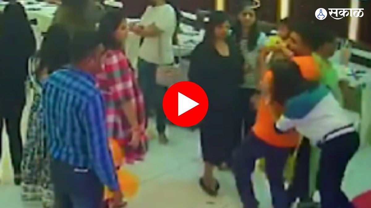 Mother dies of Heart Attack on son's birthday in Valsad, Gujarat Video goes viral|मुलाचा वाढदिवस ...