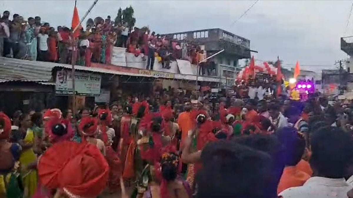 Lakhandur News : गणेश विसर्जनाची छतावरुन मिरवणुक पाहतांना छत कोसळले; ३० ...