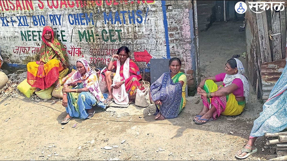 Migrant Workers Struggle for Basic Amenities in Nagpur Women Face ...